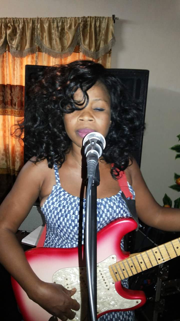 AWA NADIA: Partie pour se soigner en France, elle revient demain soir ...